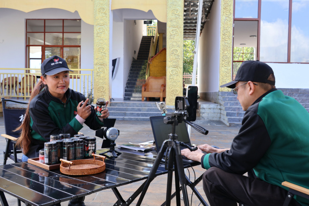 临翔：返乡创业“夫妻档”把辣椒酱卖出新花样 - 丽江网